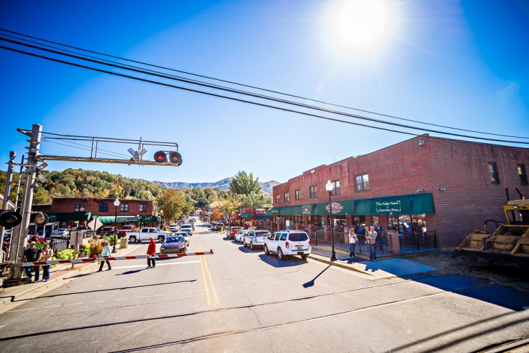 15 Cutest Blue Ridge Mountain Towns Across The South - Southern Trippers